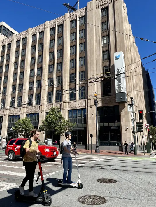 Logo X Raksasa Mulai Hiasi Atas Gedung Markas Twitter di San Francisco ...