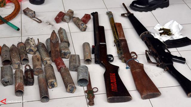 63 Bom Rakitan Disita dari Dua Desa di Maluku - News Liputan6.com