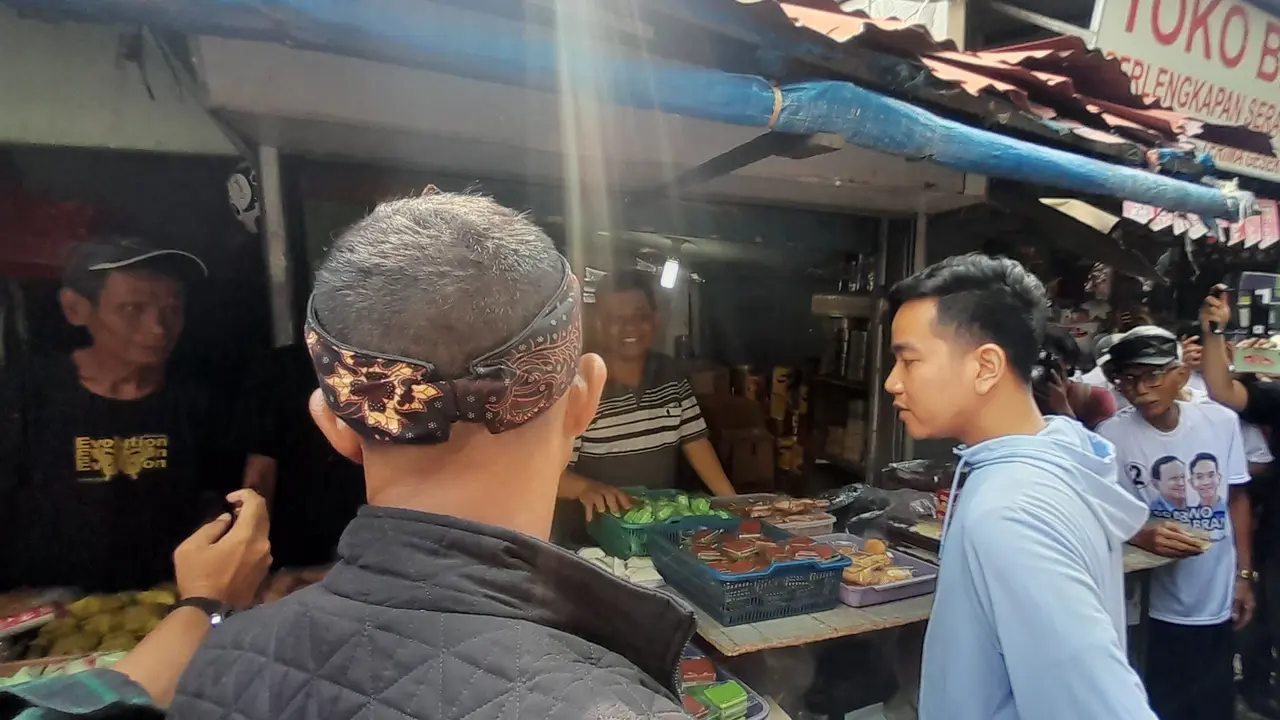 Gibran Blusukan ke Pasar Rumput, Borong Kue Tradisional dan Jadi Rebutan Salaman - Pemilu ...