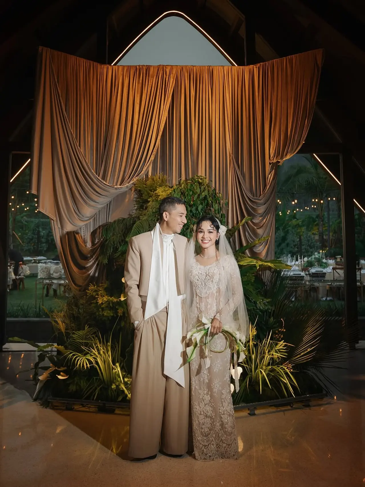 5 Potret Detail Gaun Andien di Perayaan 10 Tahun Pernikahan, Tema ...