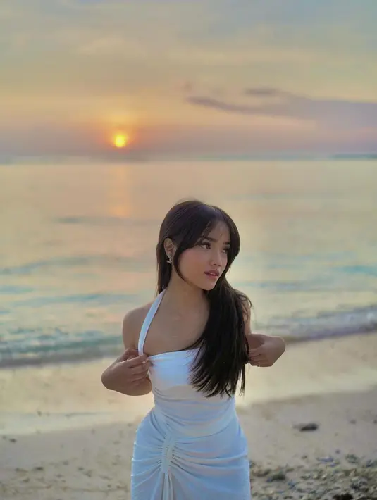 6 Gaya Feminin Fuji Main di Pantai, Cantik Pakai Halter Dress Warna Putih Bikin Salting Netizen ...