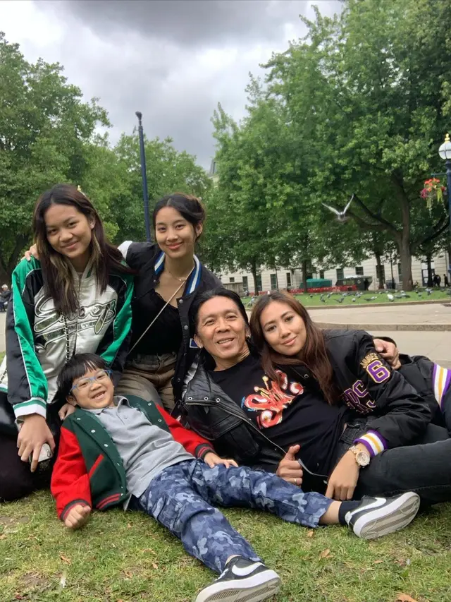 7 Potret Bimbim Slank Liburan Bareng Keluarga ke Inggris, Kompak Banget - Hot Liputan6.com