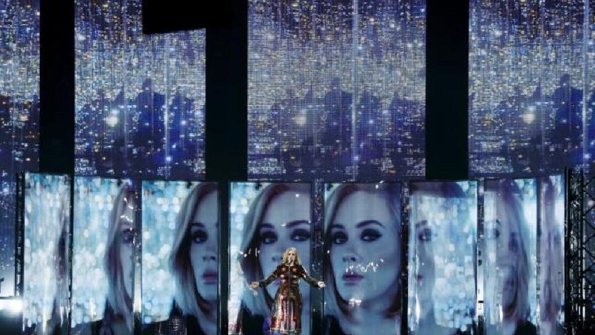 Pasangan Ini Bertunangan di Konser Adele
