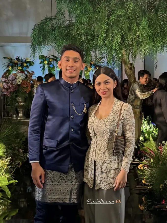 Tampilan Ariel Tatum Kenakan Kebaya Dipadukan Celana Panjang dengan Look Modern saat Temani ...