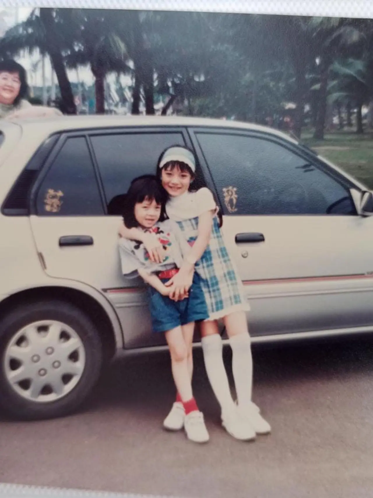 7 Potret Kompak Leony dan Adik yang Jarang Tersorot, Sama-sama Putuskan ...