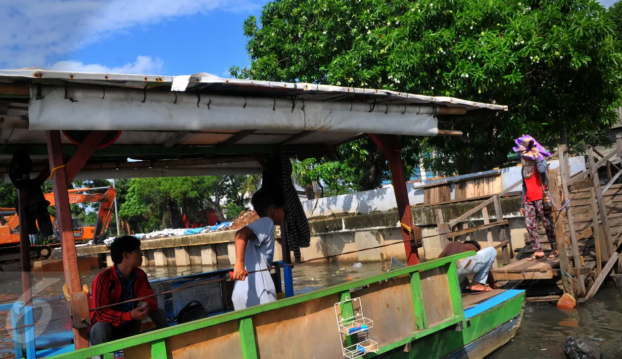 Perahu Getek Masih Menjadi Transportasi Idaman Warga Jakarta - Foto ...