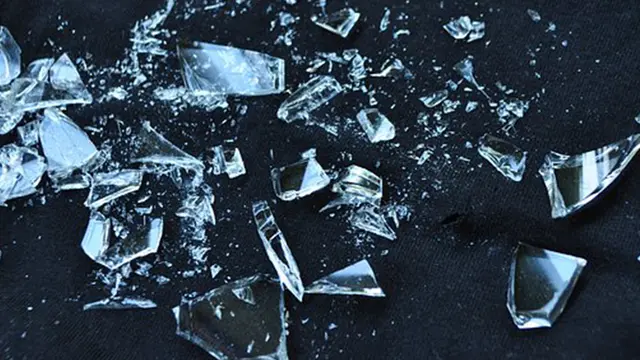 Selain Sapu, Begini Cara Simpel dan Aman Bersihkan Pecahan Beling ...