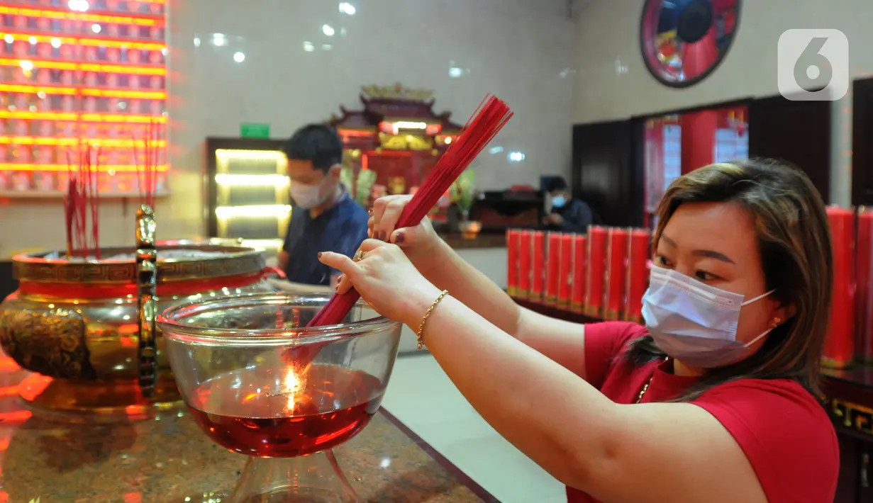 FOTO: Perayaan Imlek Sederhana di Vihara Kwan In Thang - Foto Liputan6.com
