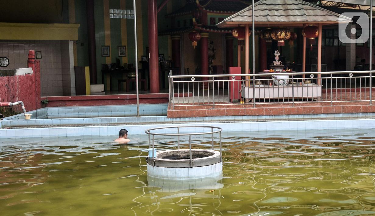 Tradisi Bersihkan Diri Jelang Imlek di 7 Sumur Vihara Gayatri - Foto ...