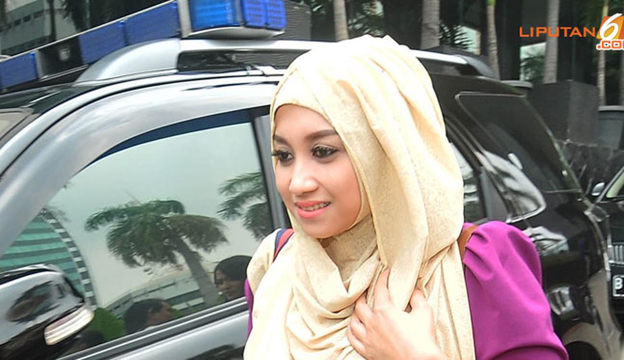 Sefti Sanustika Datangi Fathanah Setelah Dituntut 17,5 Tahun - Foto Liputan6.com