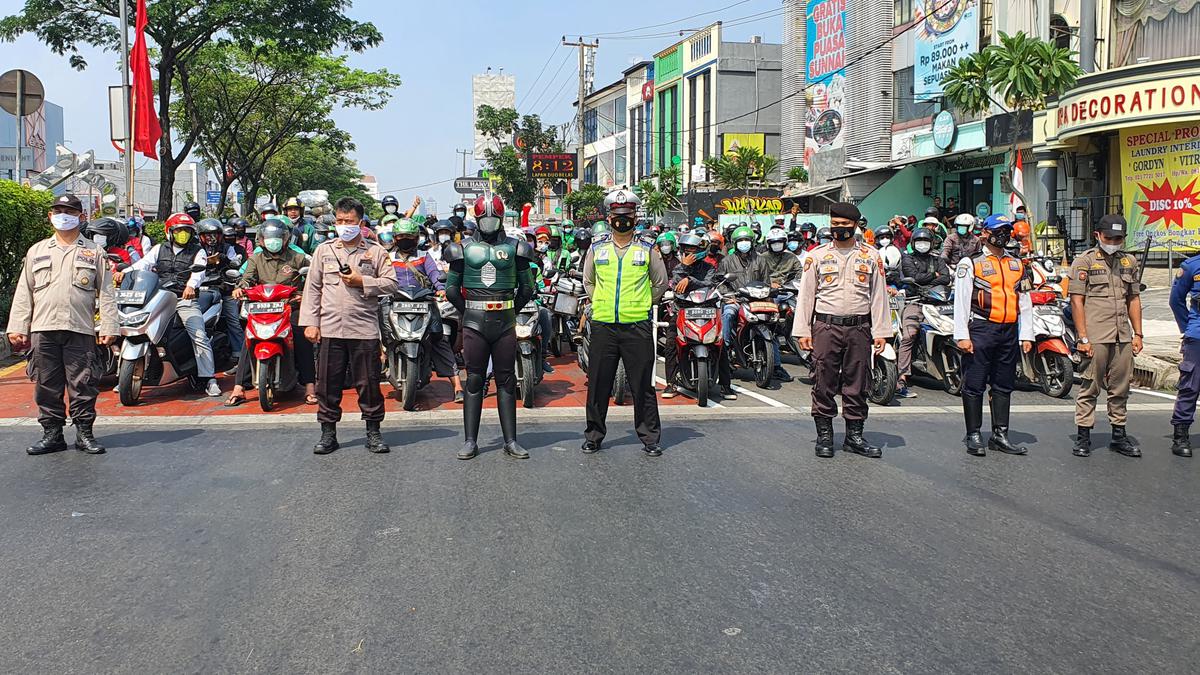 Ratusan Pengendara di Depok Berhenti Saat Detik-Detik Proklamasi