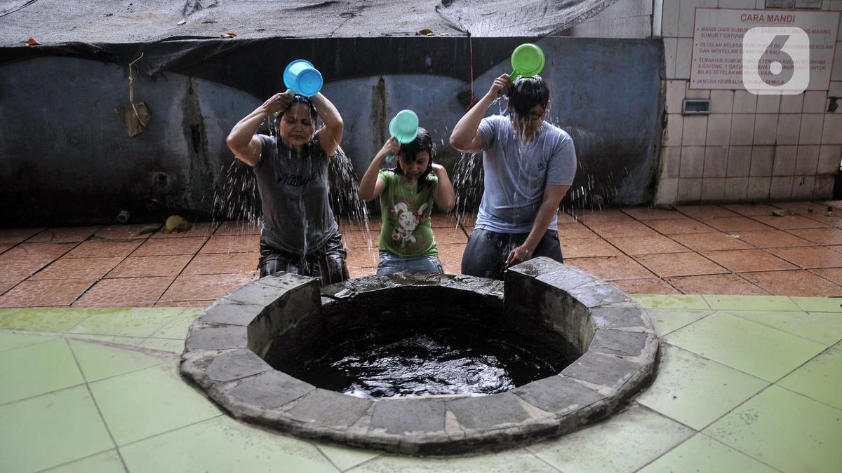 Tradisi Bersihkan Diri Jelang Imlek di 7 Sumur Vihara Gayatri