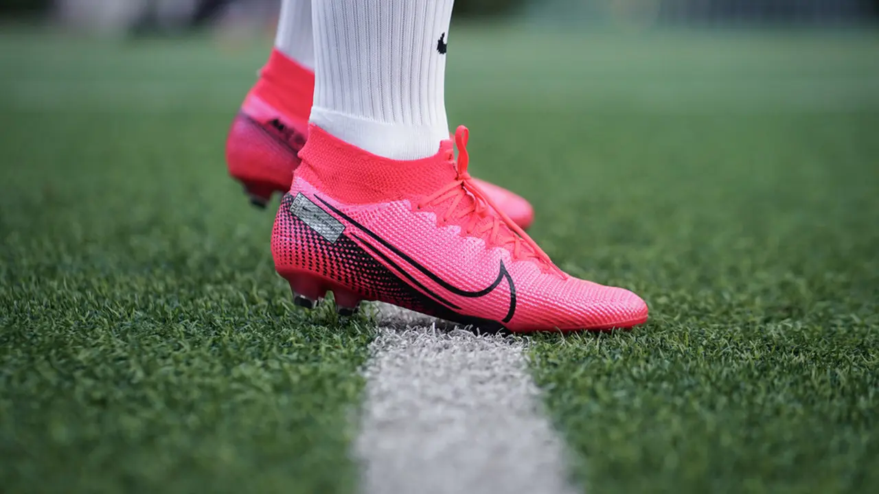 Rekomendasi Sepatu Bola yang Bikin Performa Kamu di Lapangan Makin ...