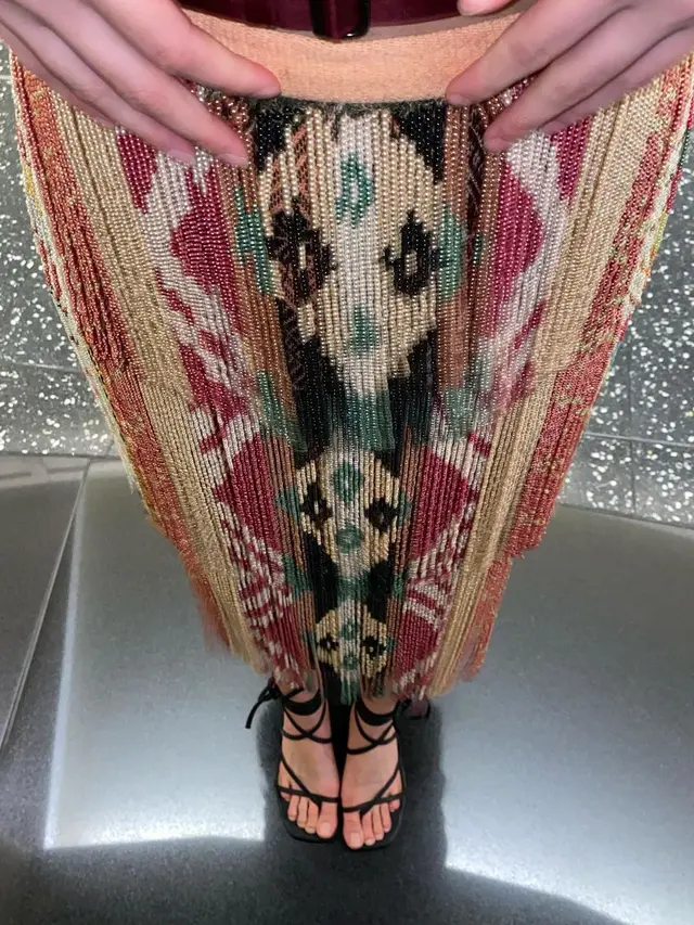 6 Potret Caitlin Halderman di Gala Premiere Dr Strange 2, Roknya Curi ...