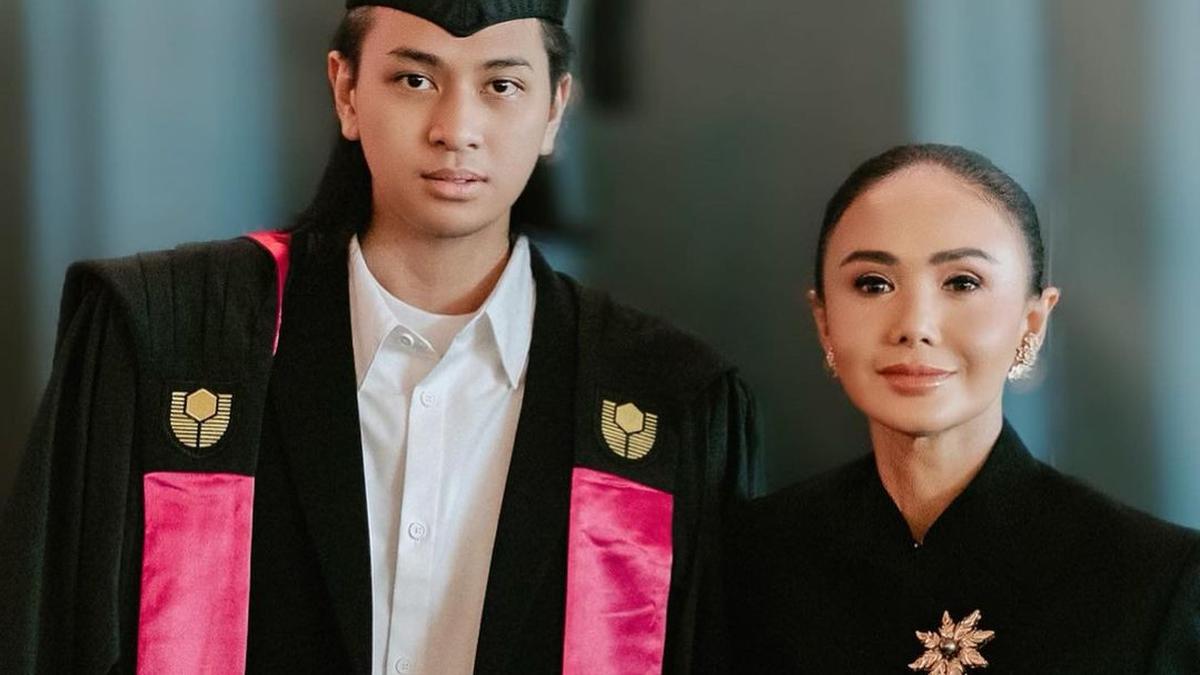 6 Potret Anak Yuni Shara yang Baru Lulus Kuliah di Singapura, Rambut Gondrongnya Curi Perhatian ...