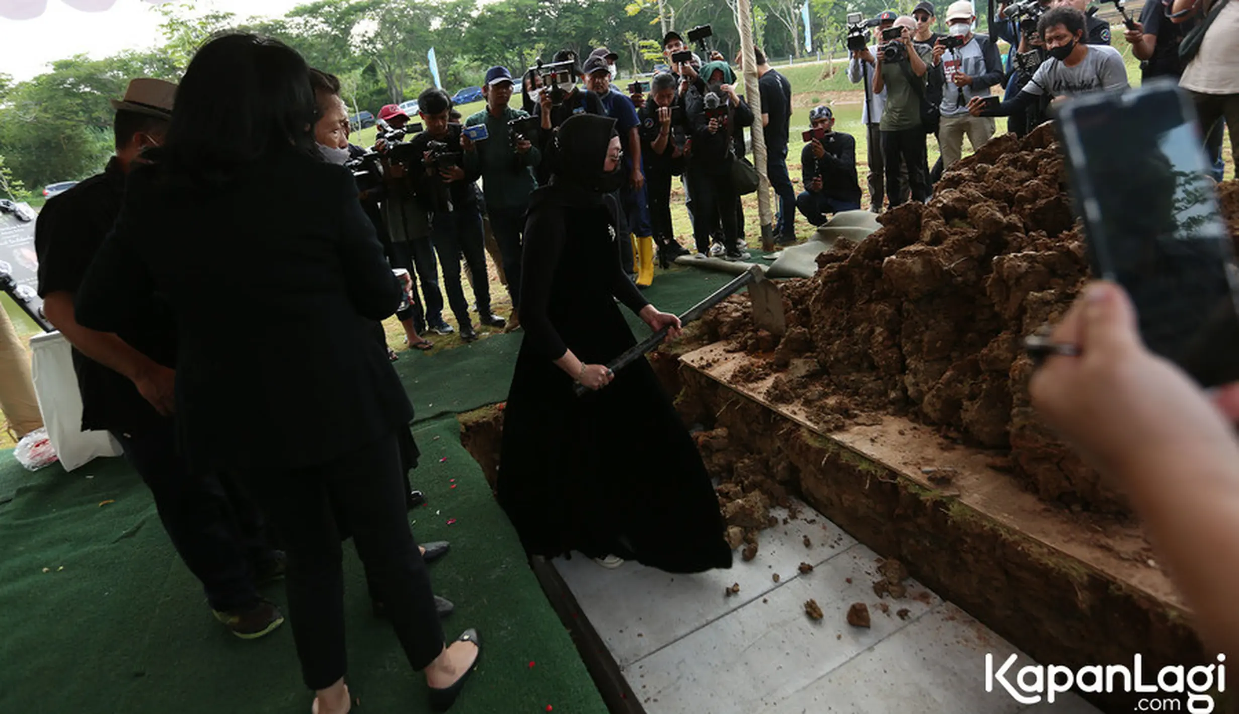 Potret Pemakaman Lucky Sondakh, Angelina Sondakh Bantu Gotong Peti ...