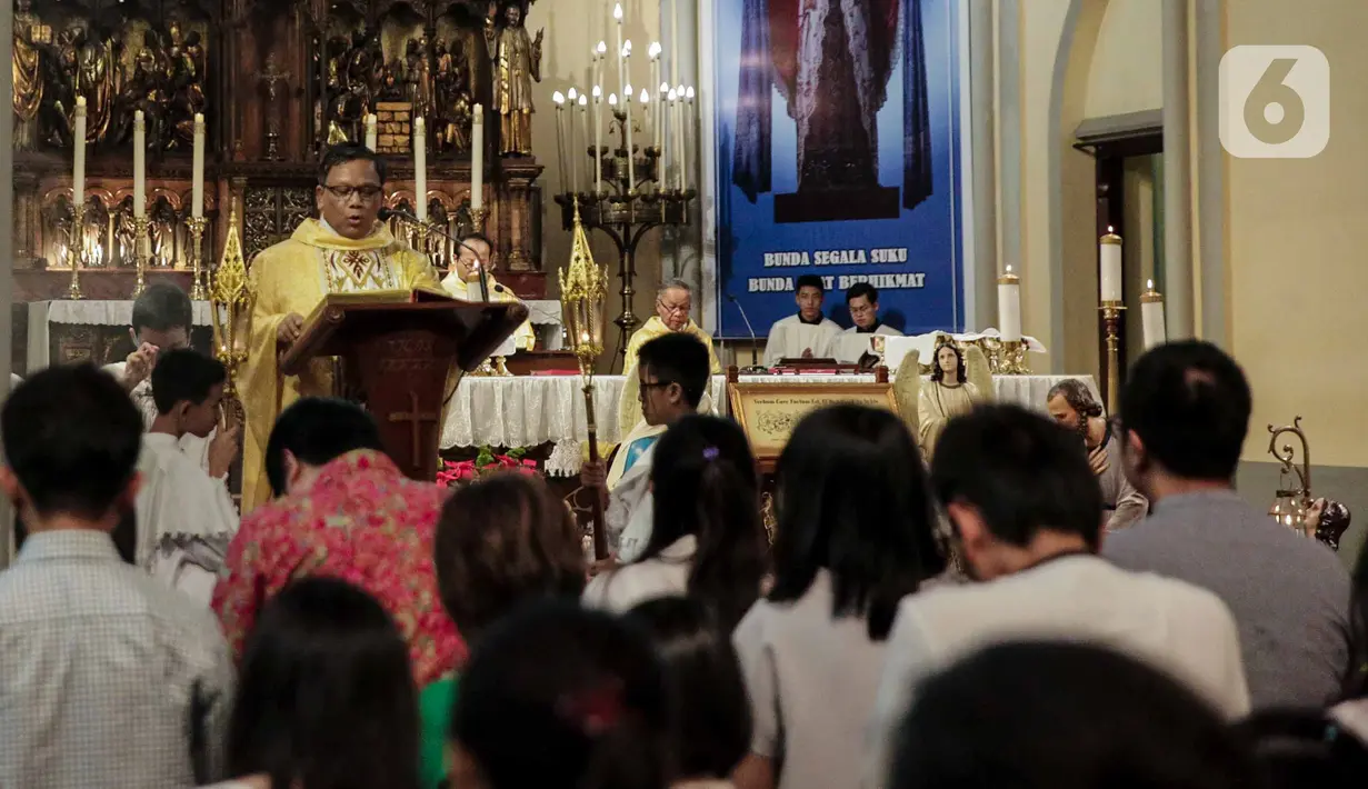 FOTO: Suasana Khidmat Misa Malam Natal di Gereja Katedral - Foto Liputan6.com