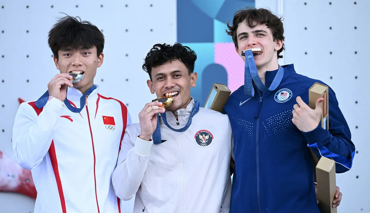 Foto: Momen Bahagia Veddriq Leonardo di Atas Podium Tertinggi Panjat ...