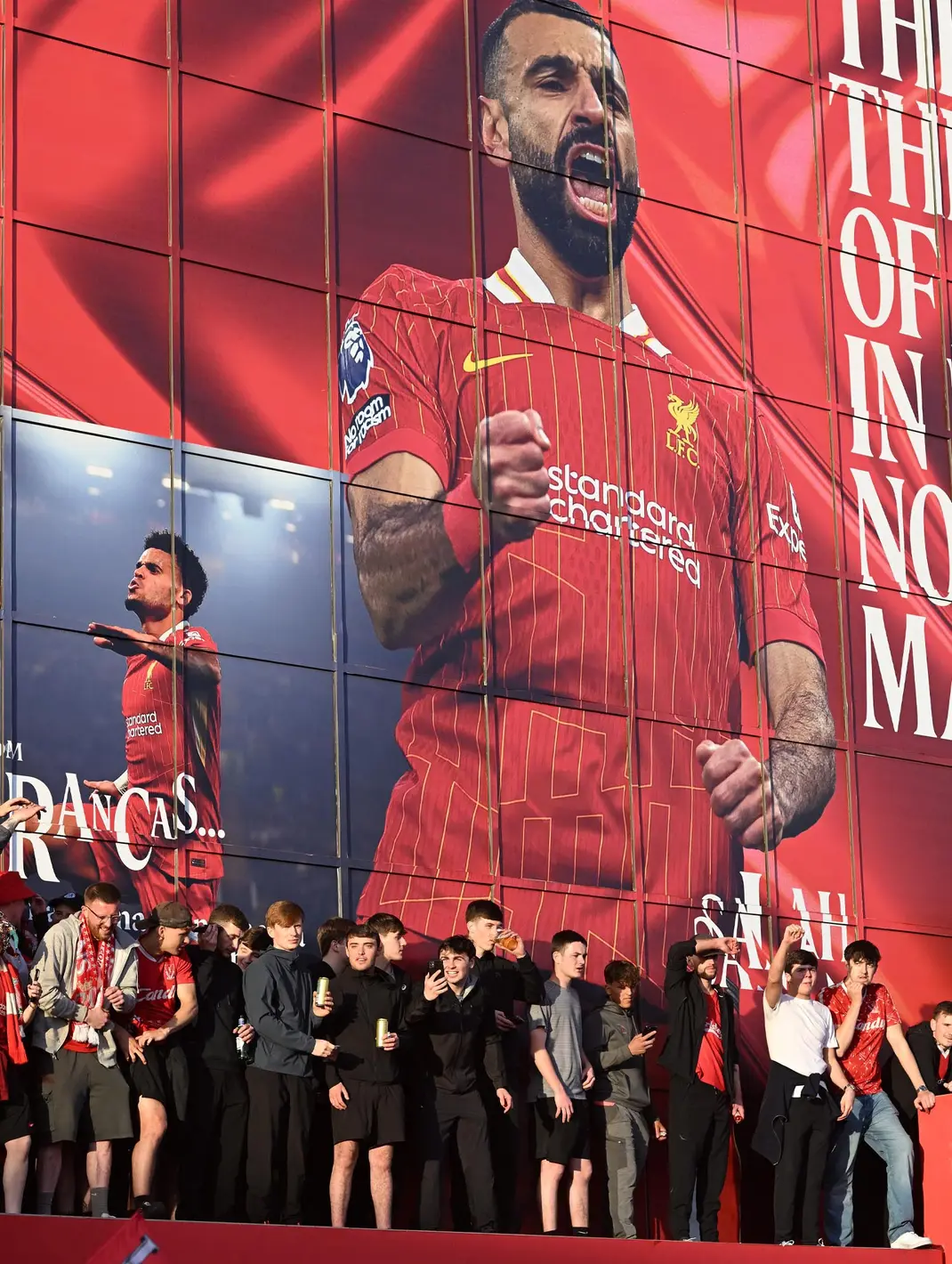 Resmi Juara Liga Inggris 2024/2025, Supporter Liverpool Serbu Stadion ...