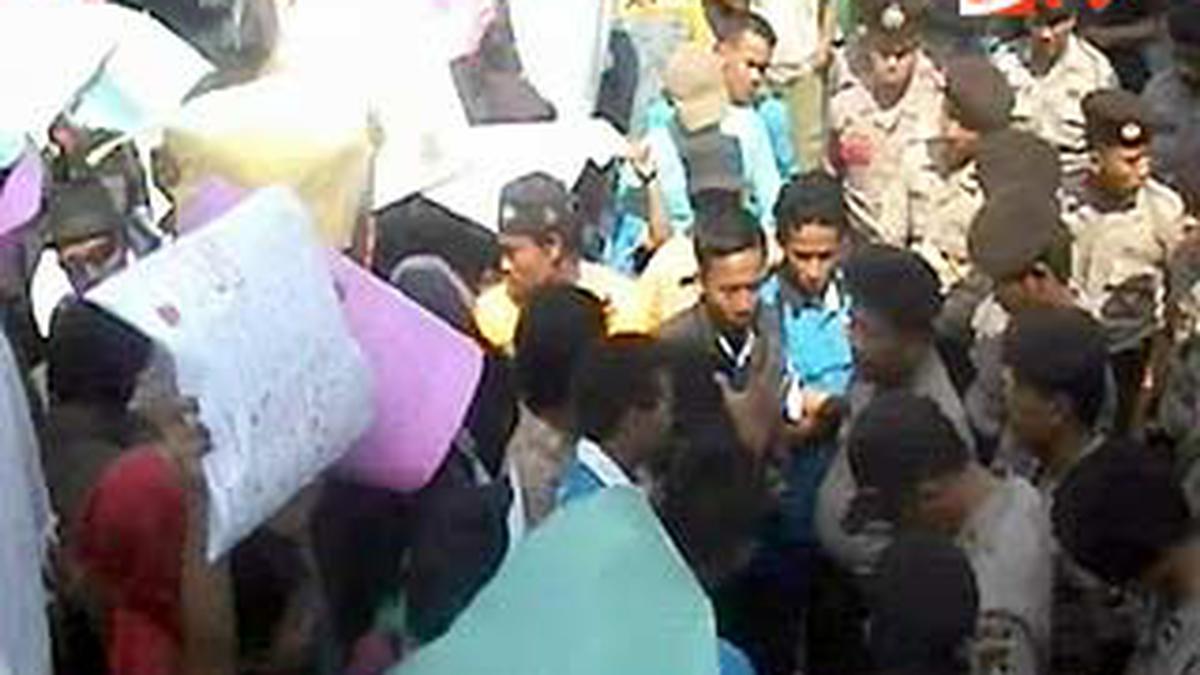 Puluhan Pedagang Berdemo di Pelabuhan Merak - News Liputan6.com