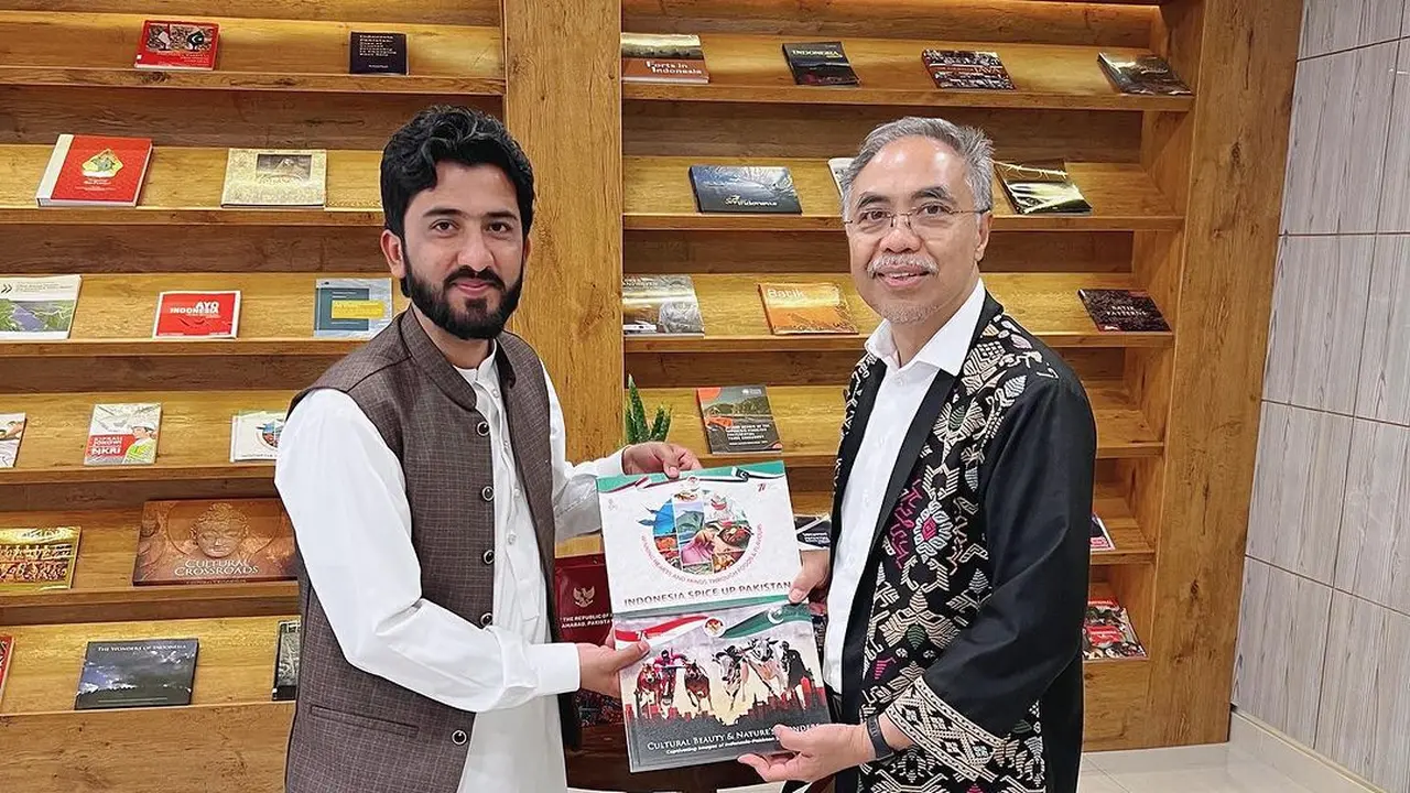 Selebgram Atta Ul Karim Temui Duta Besar Indonesia untuk Pakistan Adam ...