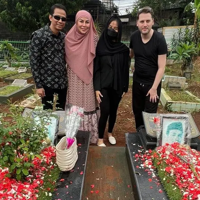 5 Potret Doddy Soedrajat dan Mayang Ziarah ke Makam Vanessa Angel dan Bibi Ardiansyah - Hot ...