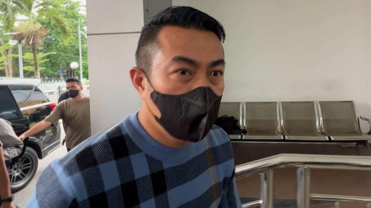 Mata Sembab, Pj Walkot Pekanbaru Digelandang Penyidik KPK ke Jakarta