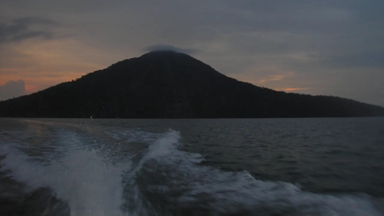 6 Fakta Menarik Gunung Rakata yang Terletak di Selatan Gunung Anak ...