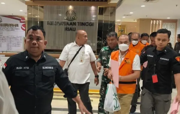 Larik Adalah Deretan Kata yang Membentuk Bait dalam Puisi dan Pantun ...