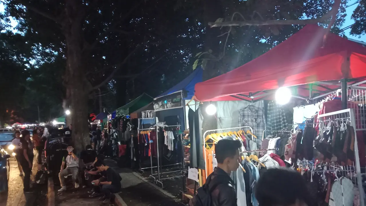 Geliat Bisnis Pakaian di Jalan Trunojoyo, Kawasan Belanja Kawula Muda ...