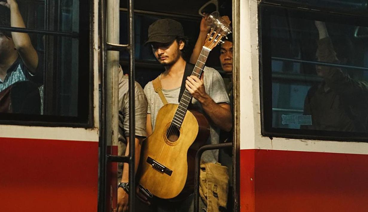 Berperan Jadi Pengamen Jalanan, Ini Potret Bryan Domani saat Bawa Gitar