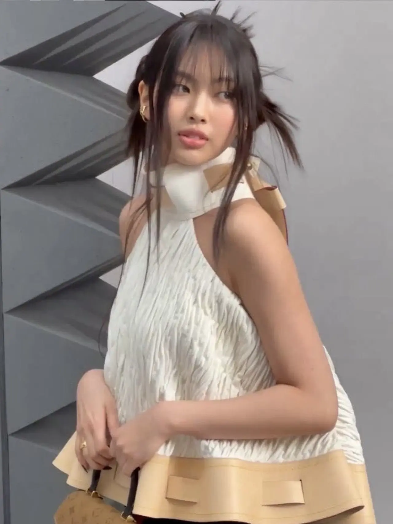 6 Potret Hyein NewJeans Hadir di Louis Vuitton Paris Fashion Week ...