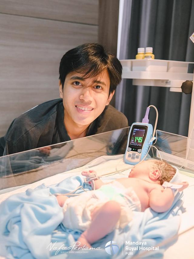 7 Potret Kayess Melahirkan Anak Pertama di Usia 22 Tahun, Lahir di Hari ...