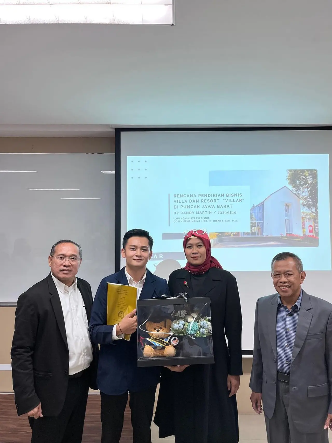 6 Potret Randy Martin Lulus Sidang Skripsi Dihadiri Ria Ricis, Kenang ...