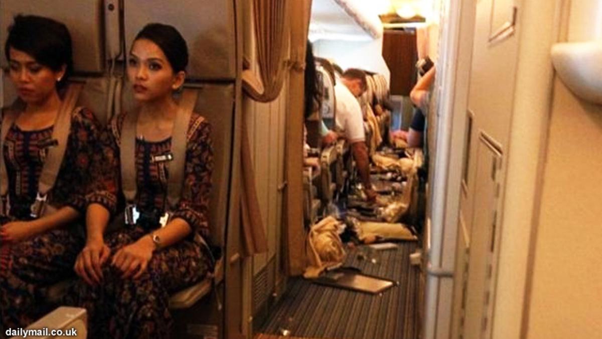 Pesawat Berguncang, 12 Luka, Kabin Porak Poranda - Global Liputan6.com