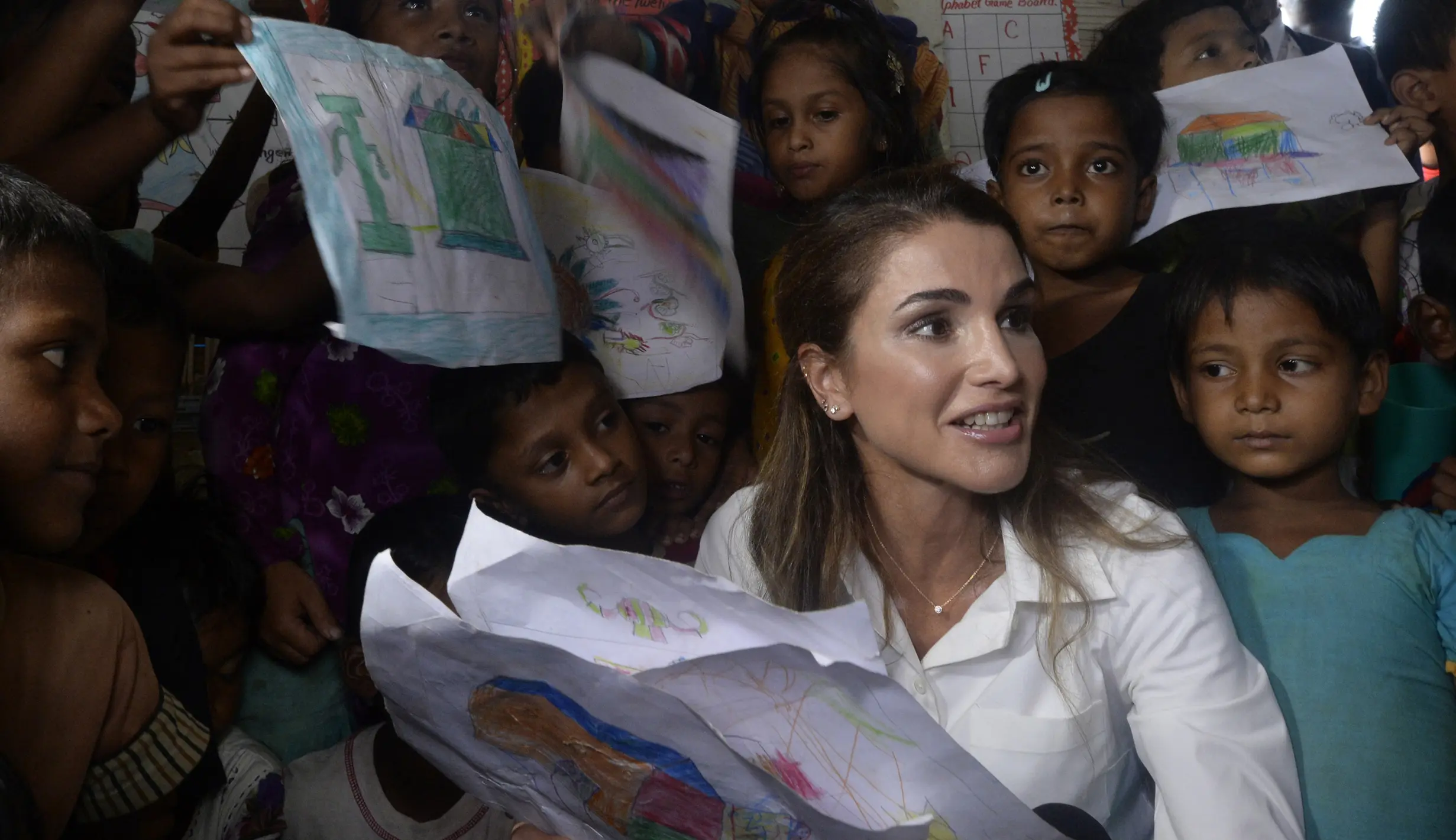 PHOTO: Kunjungi Pengungsian, Ratu Yordania Hibur Anak-Anak Rohingya ...