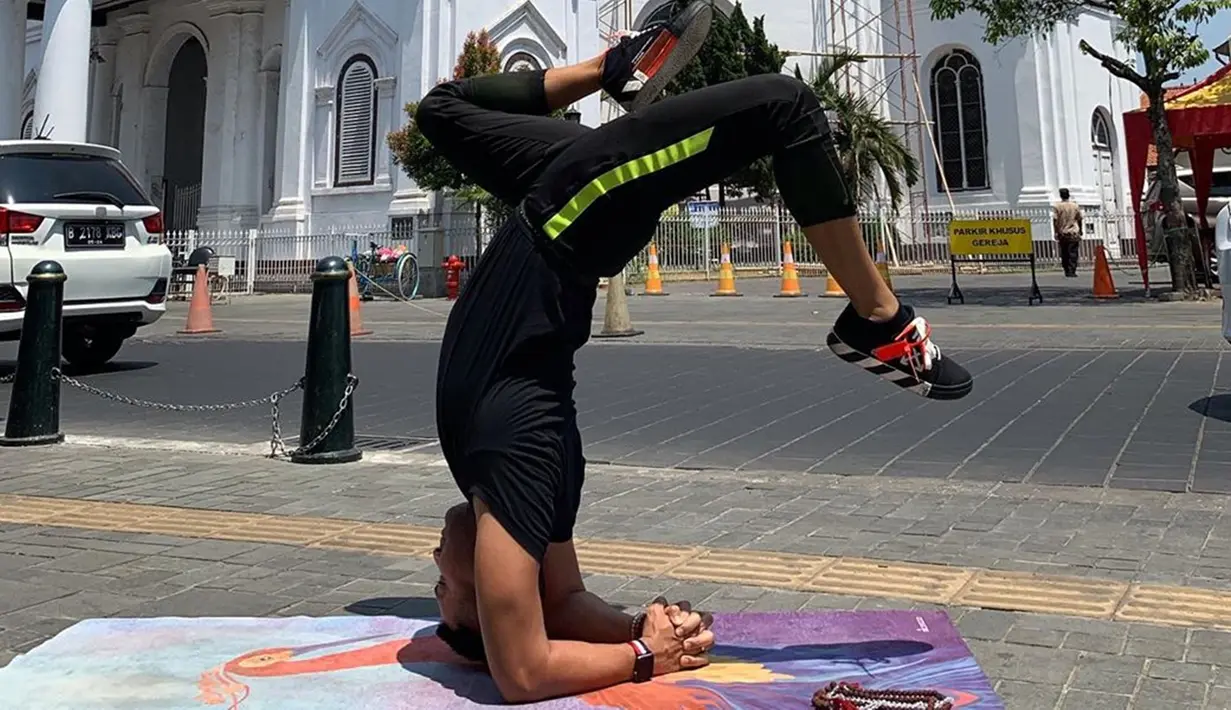 FOTO: Gaya Anjasmara Saat Olahraga Yoga, Punya Tubuh Lentur - Foto ...