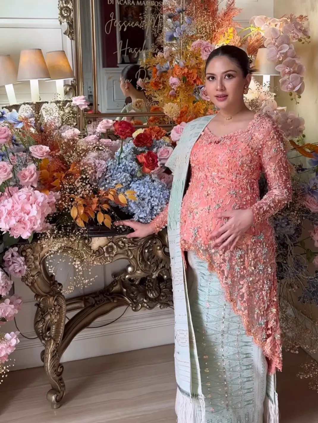 8 Potret Gaya Kompak Jessica Mila dan Ketiga Kakak Ipar saat Acara 7 Bulanan Lewat Prosesi Adat ...