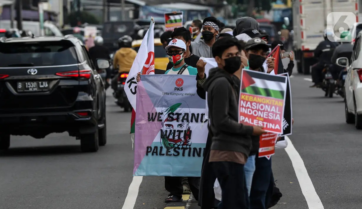 FOTO: Massa Gelar Aksi Solidaritas Palestina di Jalan Basuki Rahmat ...