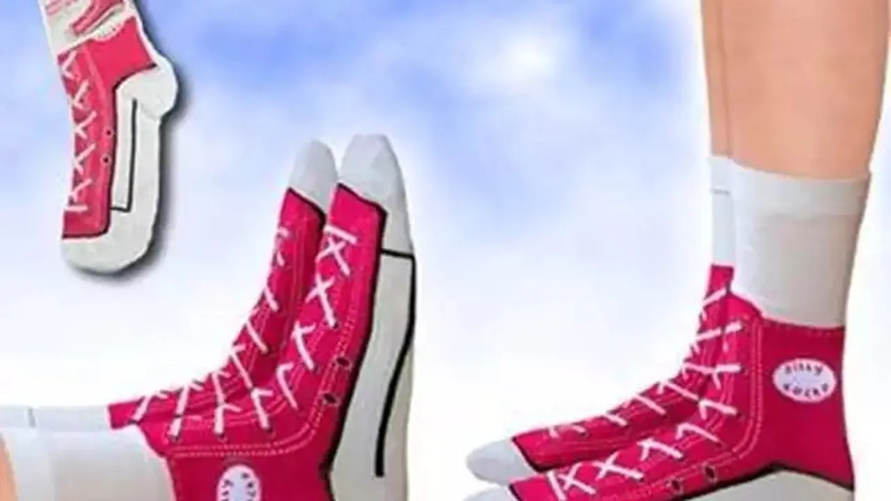 8 Desain Kaus Kaki Ini Bentuknya Nyeleneh Banget, Bikin Geleng Kepala ...