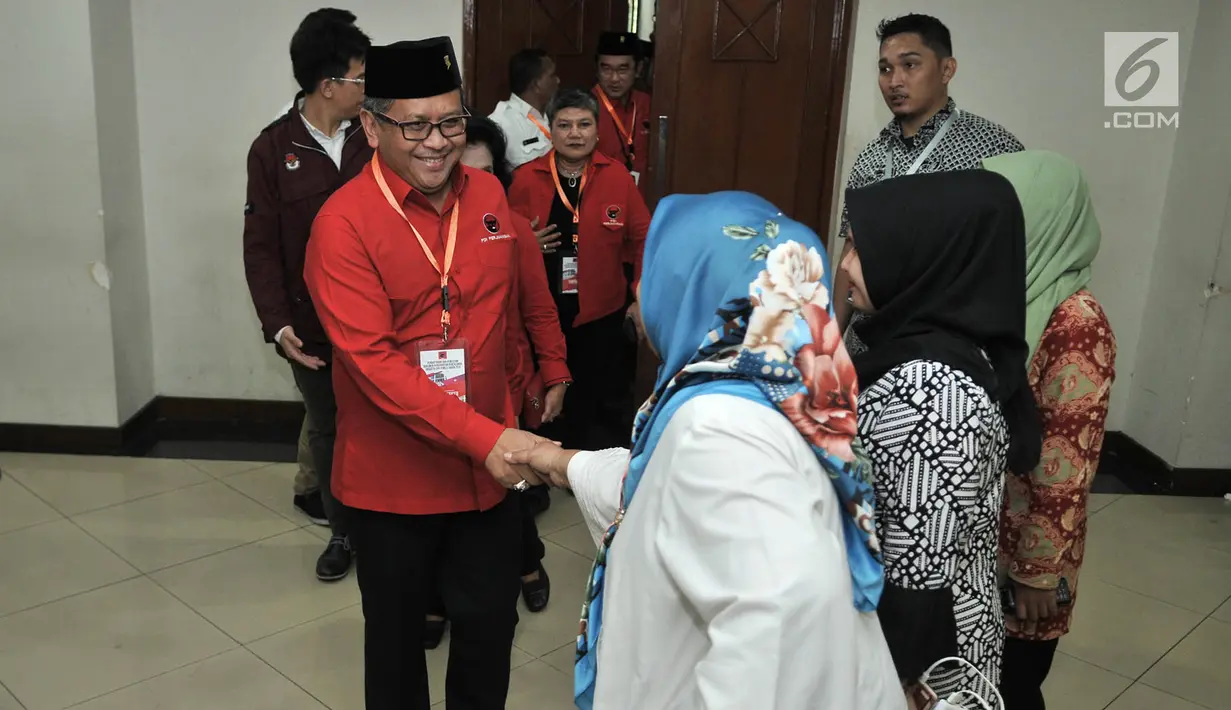 FOTO: Salam Metal Hasto Kristiyanto Saat Daftarkan Bakal Caleg PDIP ke ...