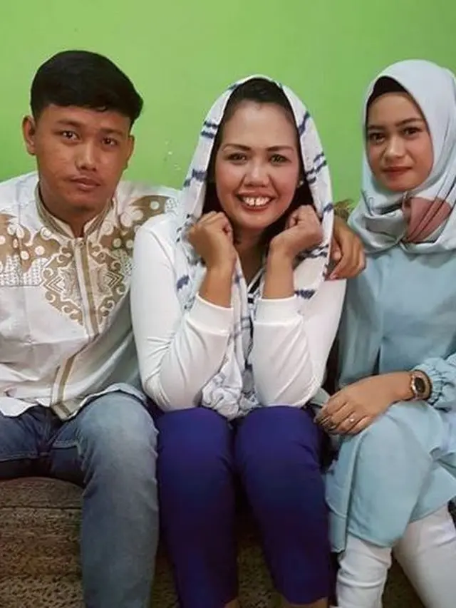 6 Potret Elly Sugigi dan Ketiga Anaknya, Akui Anaknya Pernah Diberikan ke Tukang Sayur - Hot ...