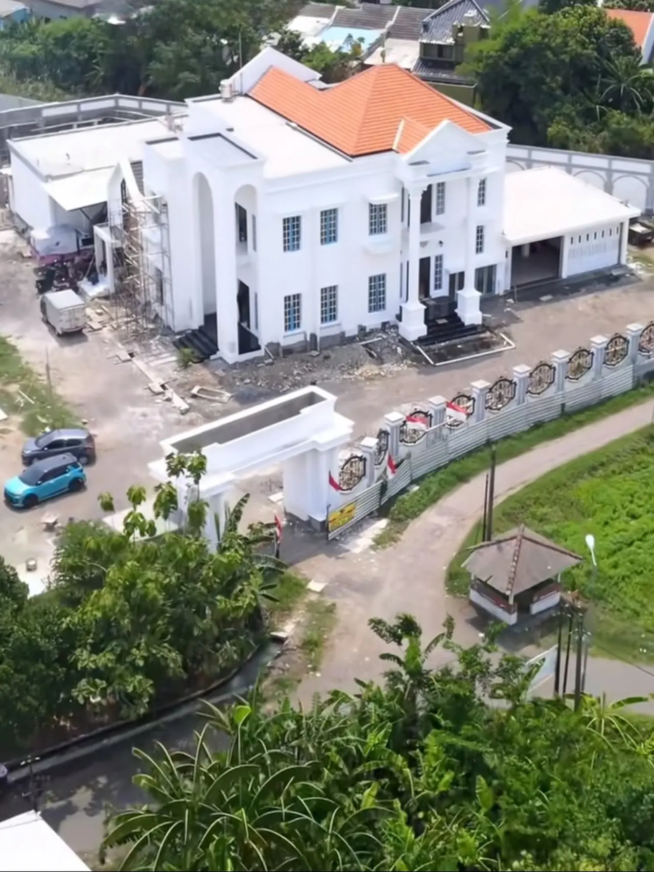 10 Potret Rumah Angel Tacik Viral Bak Istana di Tengah Kampung, Mepet ...