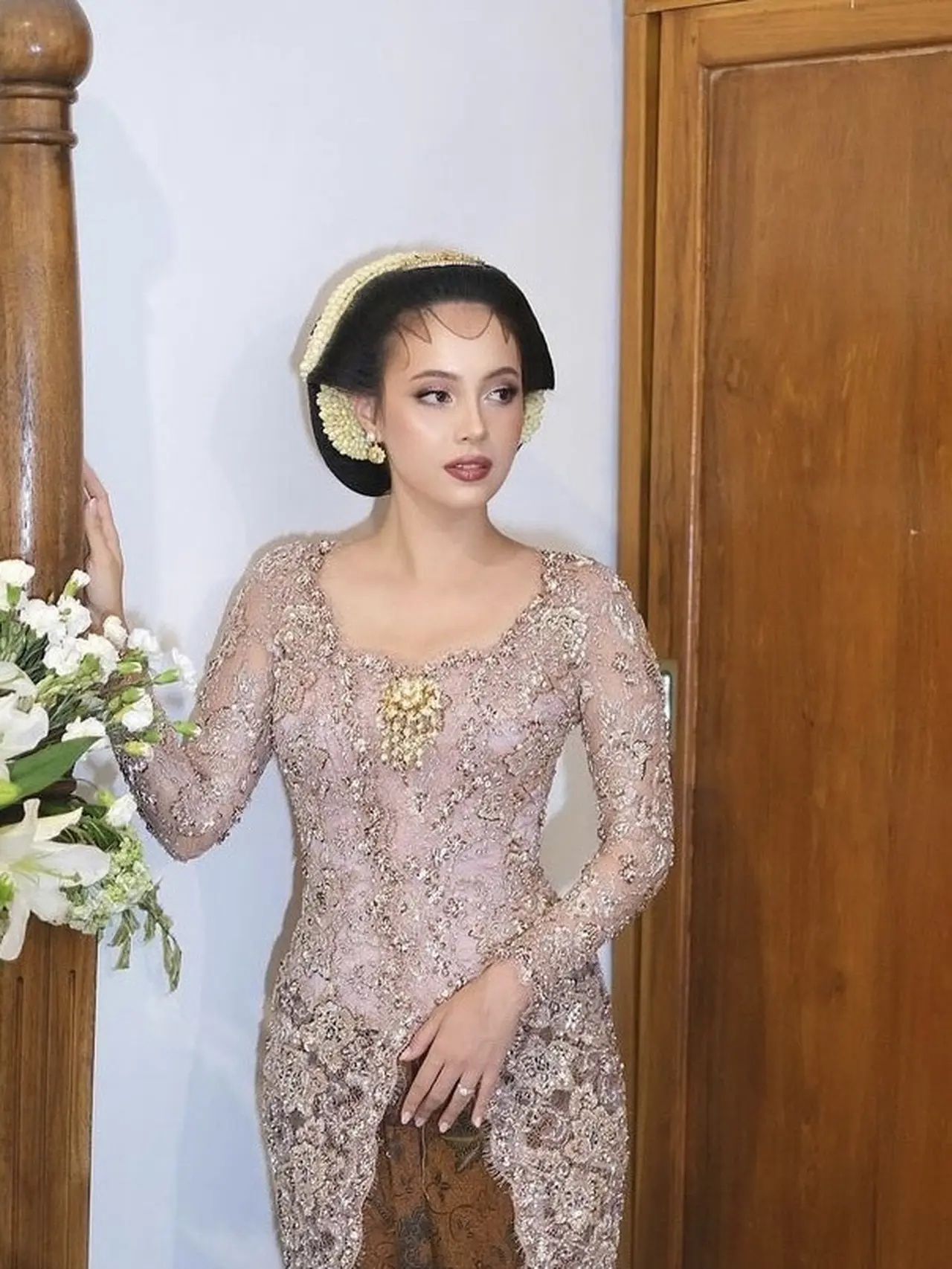 Punya Wajah Bule, 6 Potret Artis Anggika Bolsterli Resmi Menikah dengan ...