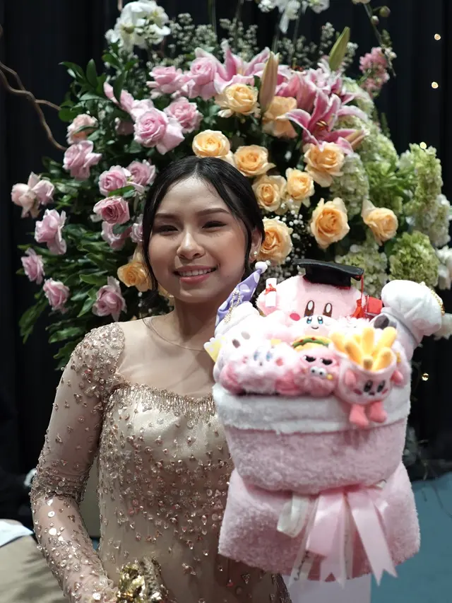 7 Potret Wisuda Aliyyah, Adik Sisca Kohl yang Pakai Kebaya Ini Tampil Menawan - Hot Liputan6.com