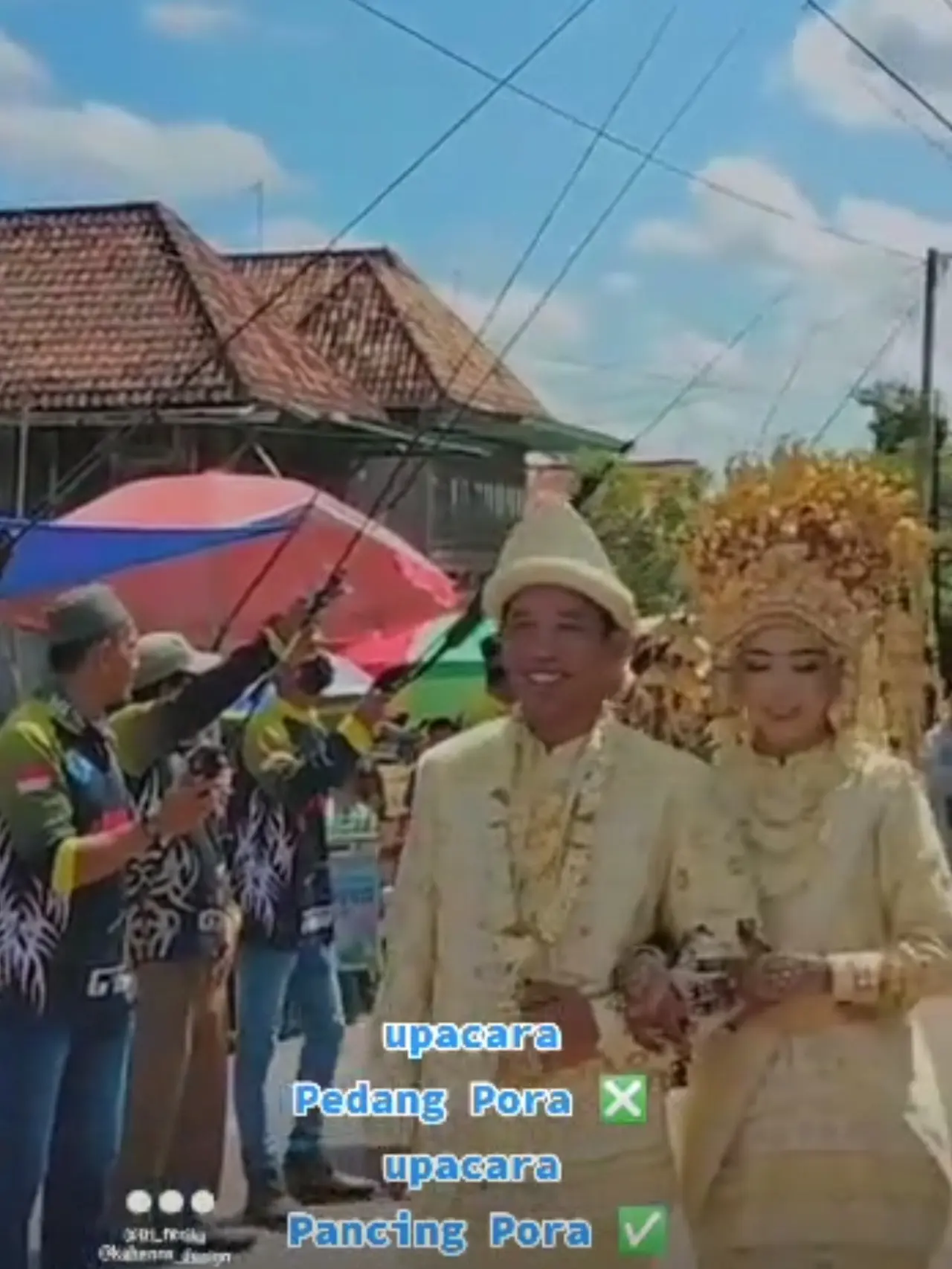 6 Potret Penyambutan Pengantin Ini Unik, Pakai Bola Voli hingga Joran ...