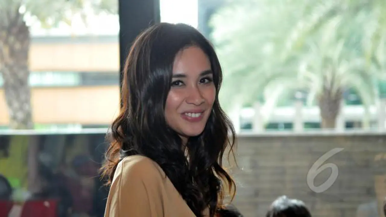 Keliling Jakarta Naik Helikopter, Marsha Timothy Tegang? - ShowBiz ...