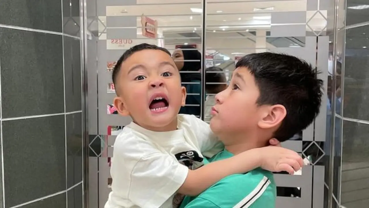 Kocak! Rafathar Bercanda Sebut Rayyanza Anak Sus Rini Gara-Gara Rebutan Baby Lily - Hot Liputan6.com
