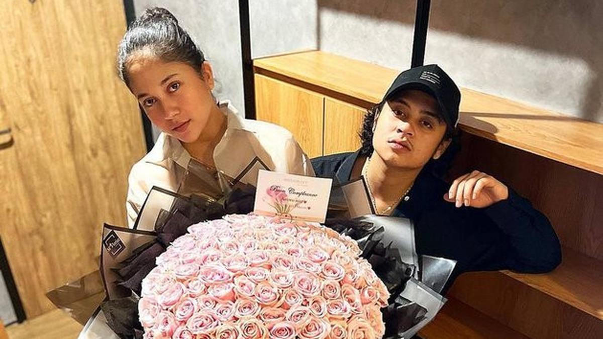 Sitha Marino Isyaratkan Terima Lamaran Bastian Steel, Pamer Cincin ...