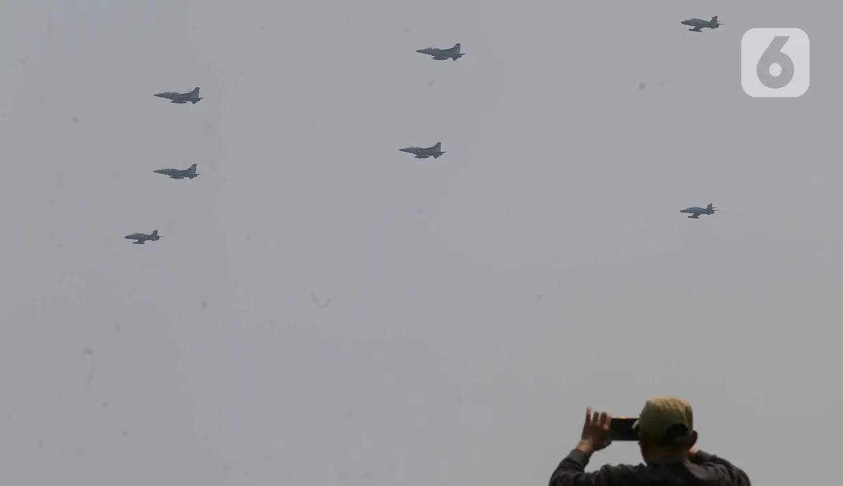Atraksi Pesawat Tempur Meriahkan HUT ke-79 TNI - Foto Liputan6.com